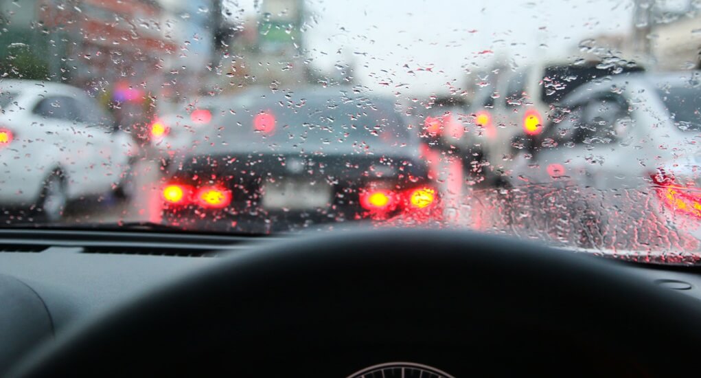 3 Cara Aman Berkendara Saat Musim Hujan